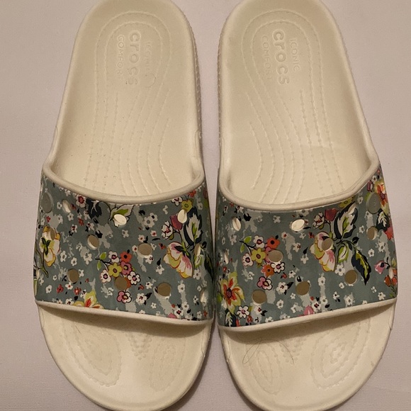 CROCS | Shoes | Vera Bradley Crocs Classic Floating Garden Slide In ...